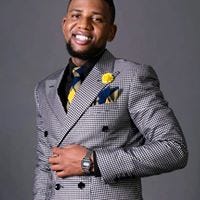 Siyanda Mntambo Theemodel – Medium