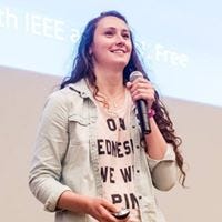 Laura Licari – Medium