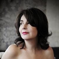 Ruth Roshan – Medium