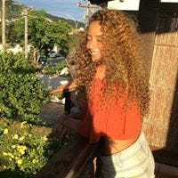 Bruna Linhares – Medium