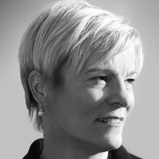 Vera Pauw – Medium