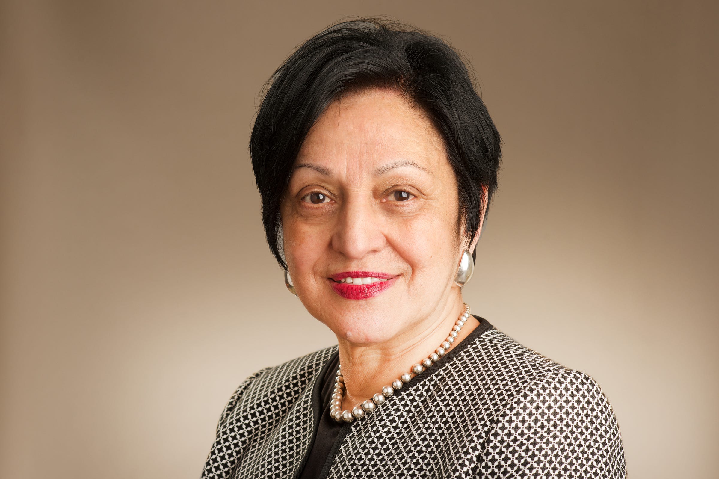 Elsa Núñez – Medium