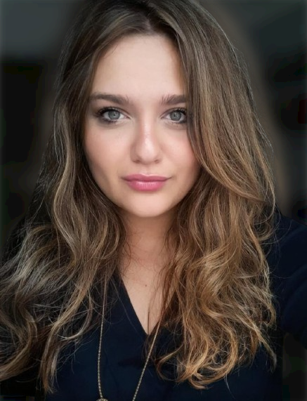 Renata Maximiano – Medium