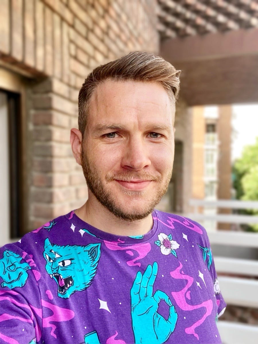 Viktor Bezdek – Medium