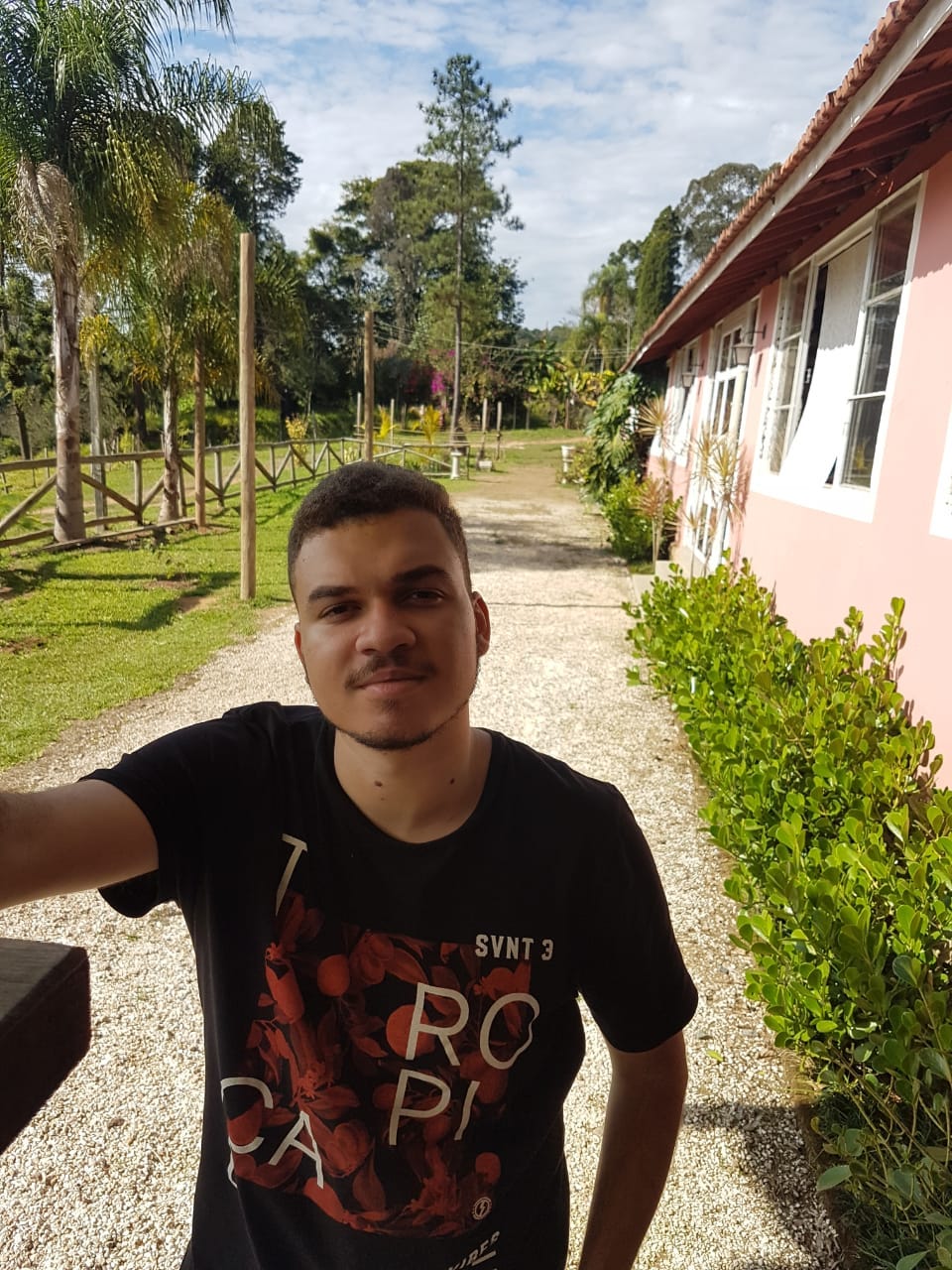 Lucas Leandro – Medium