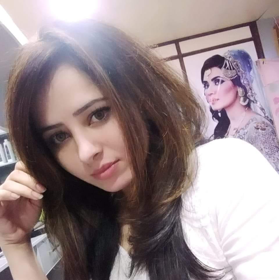 Ambreen Zara – Medium