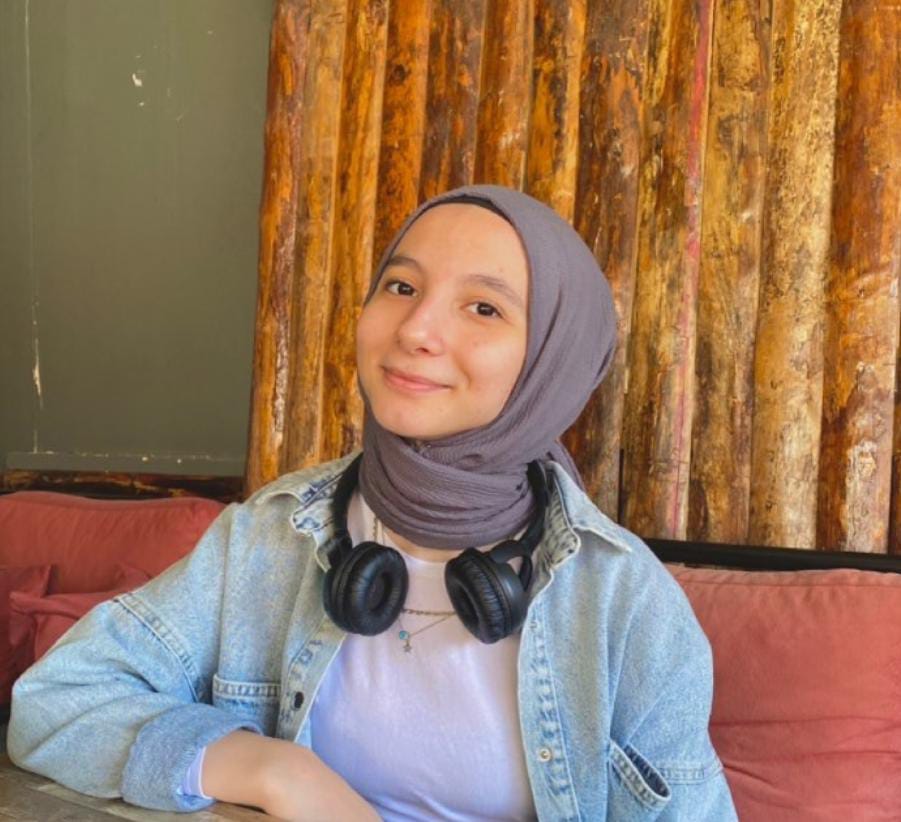 Aysel Hopa – Medium