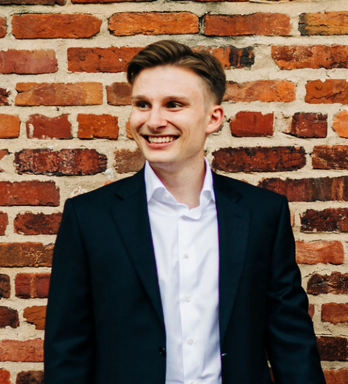 Roman Sharykin – Medium