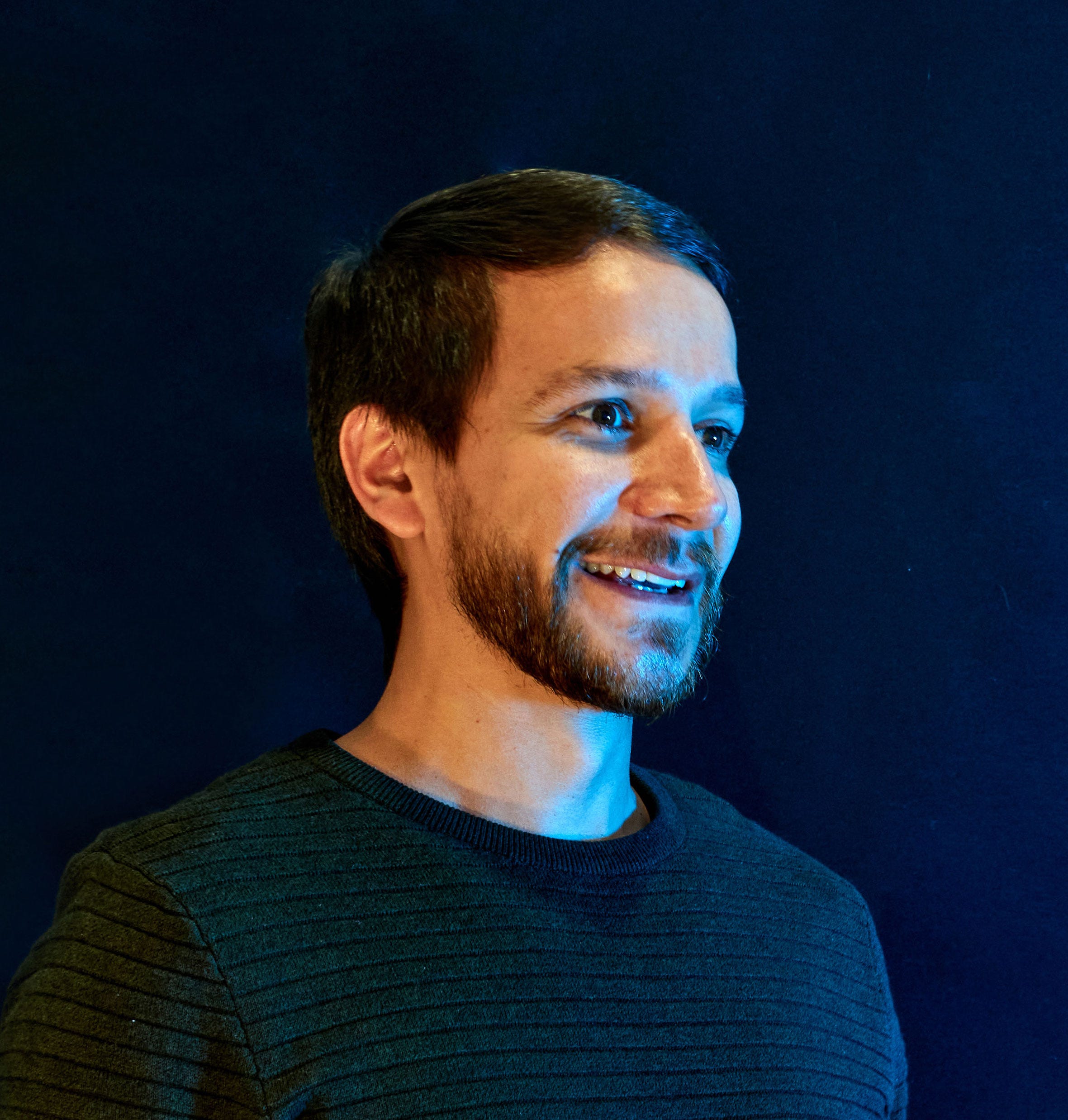 Manu Velasco – Medium