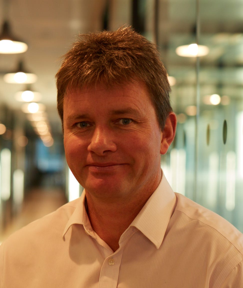 Simon Telling – Medium