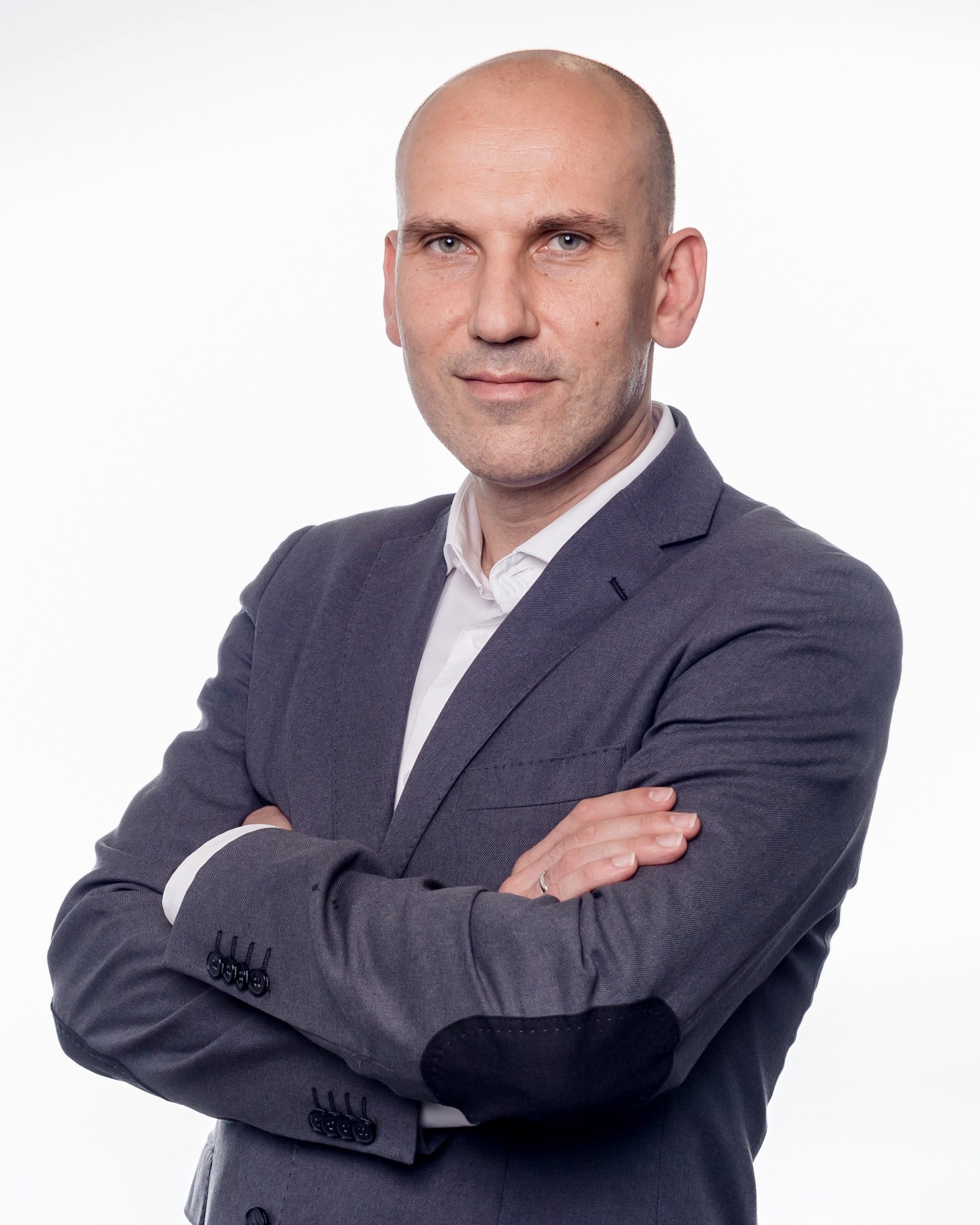 Marcin Nowak – Medium