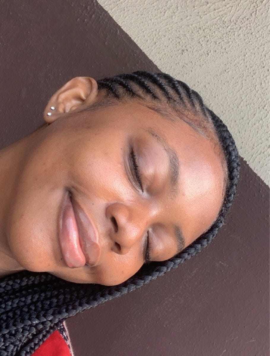 Nini Akintelure – Medium