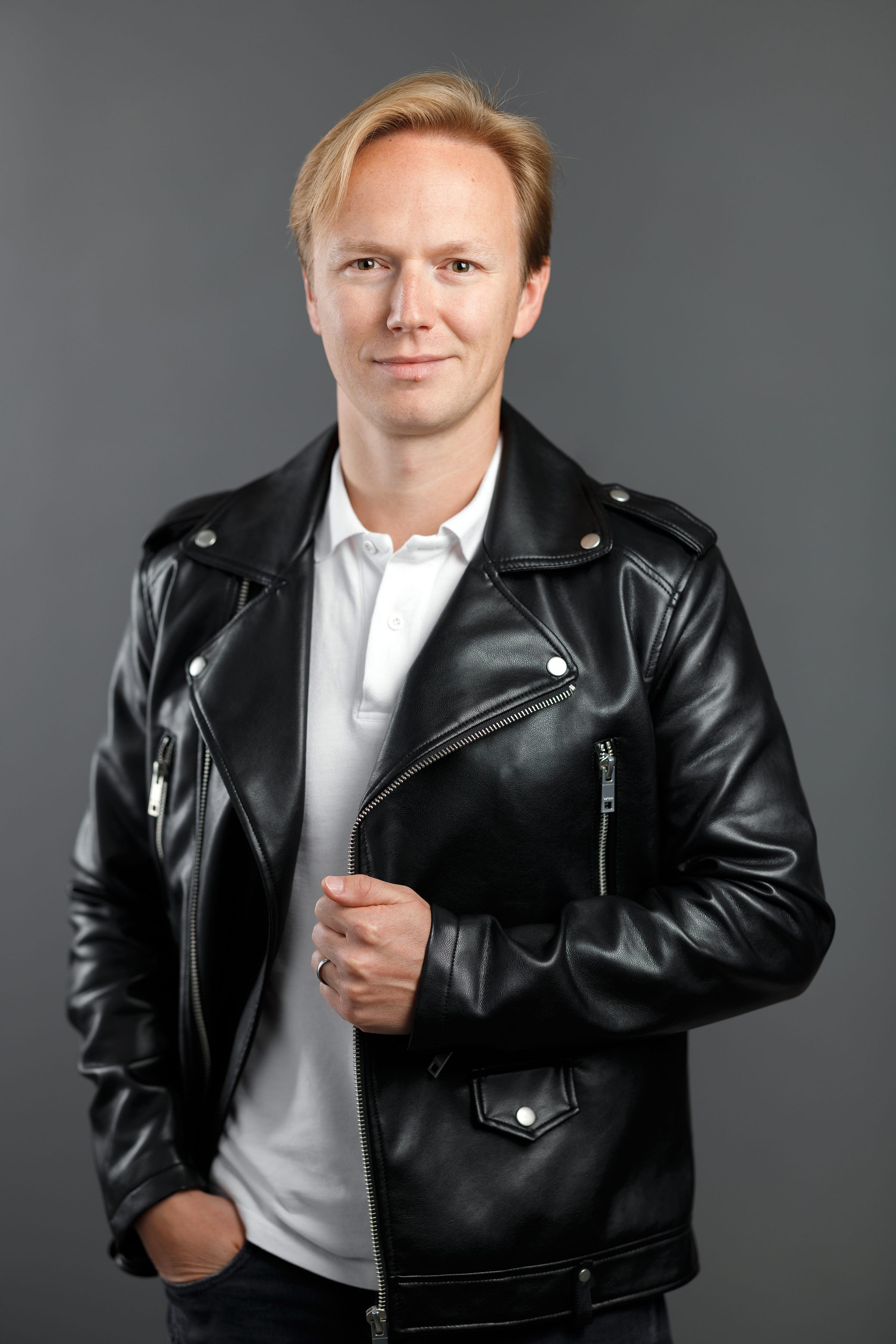 Anton Perkin – Medium