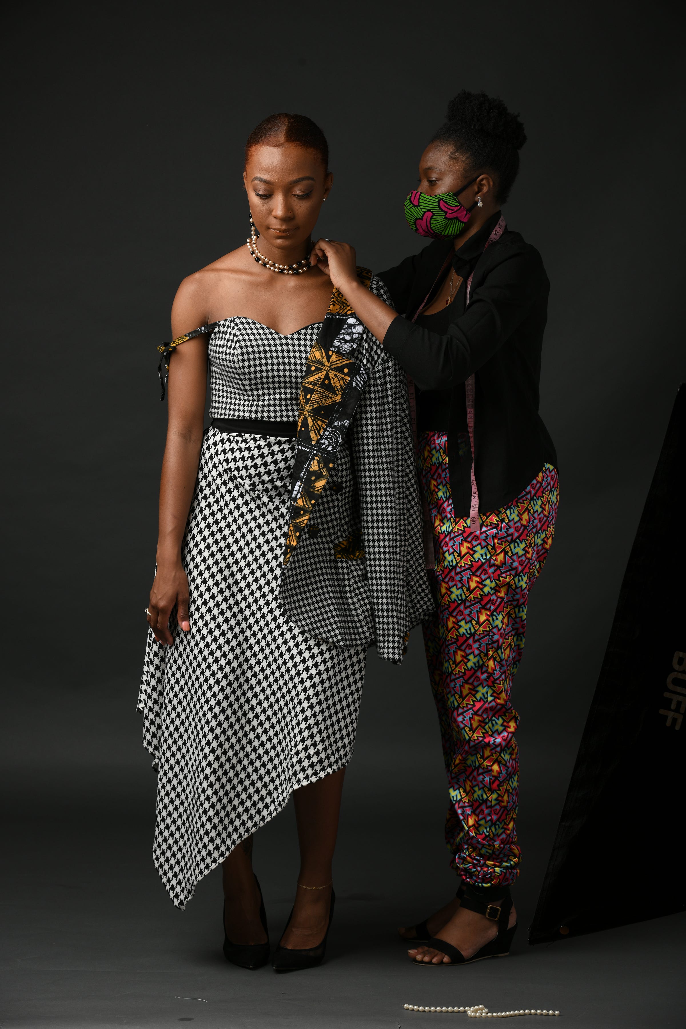Yele Oladeinde – Medium