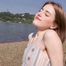 Kellie Parsons – Medium