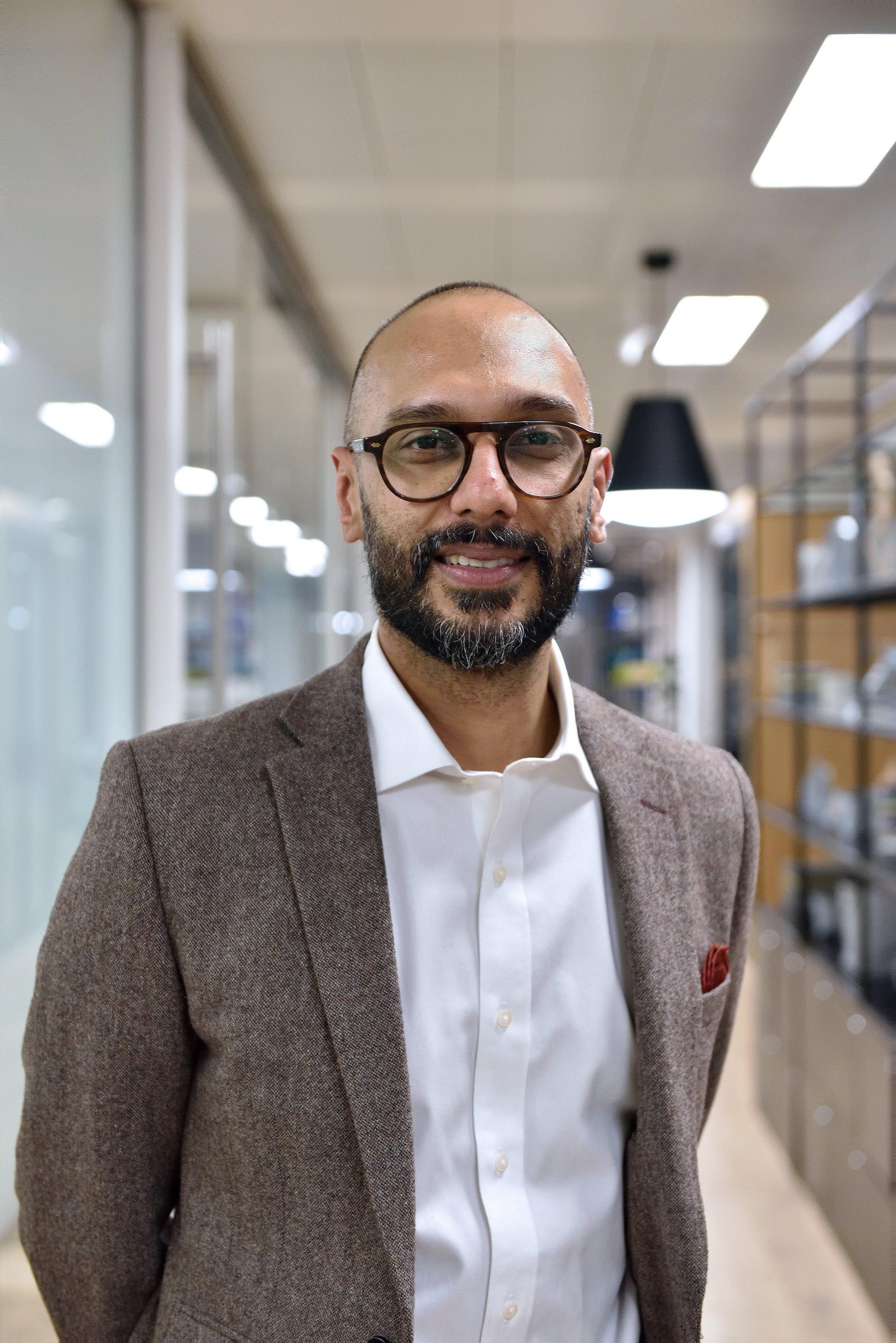 Hiten Thakrar – Medium
