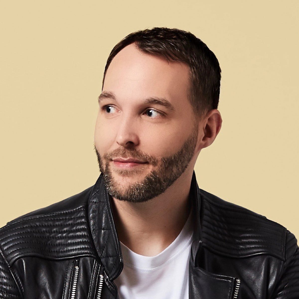 Jonathan Paull – Medium