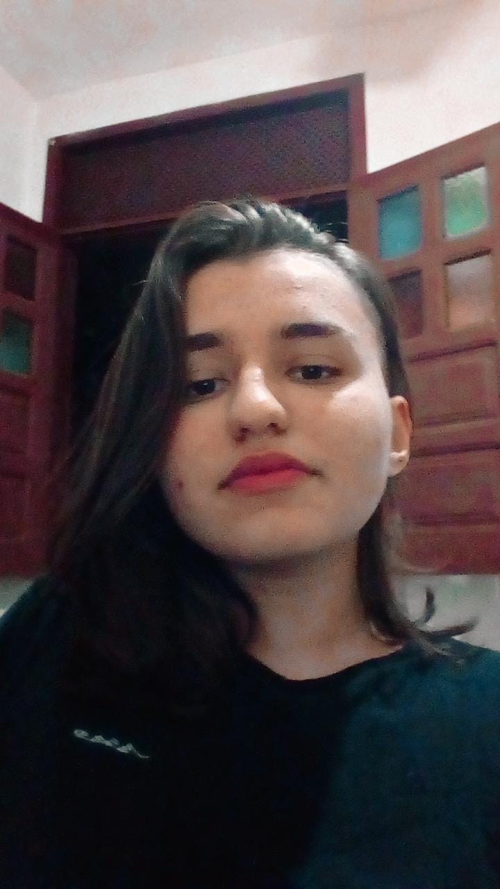 Lara Moura – Medium