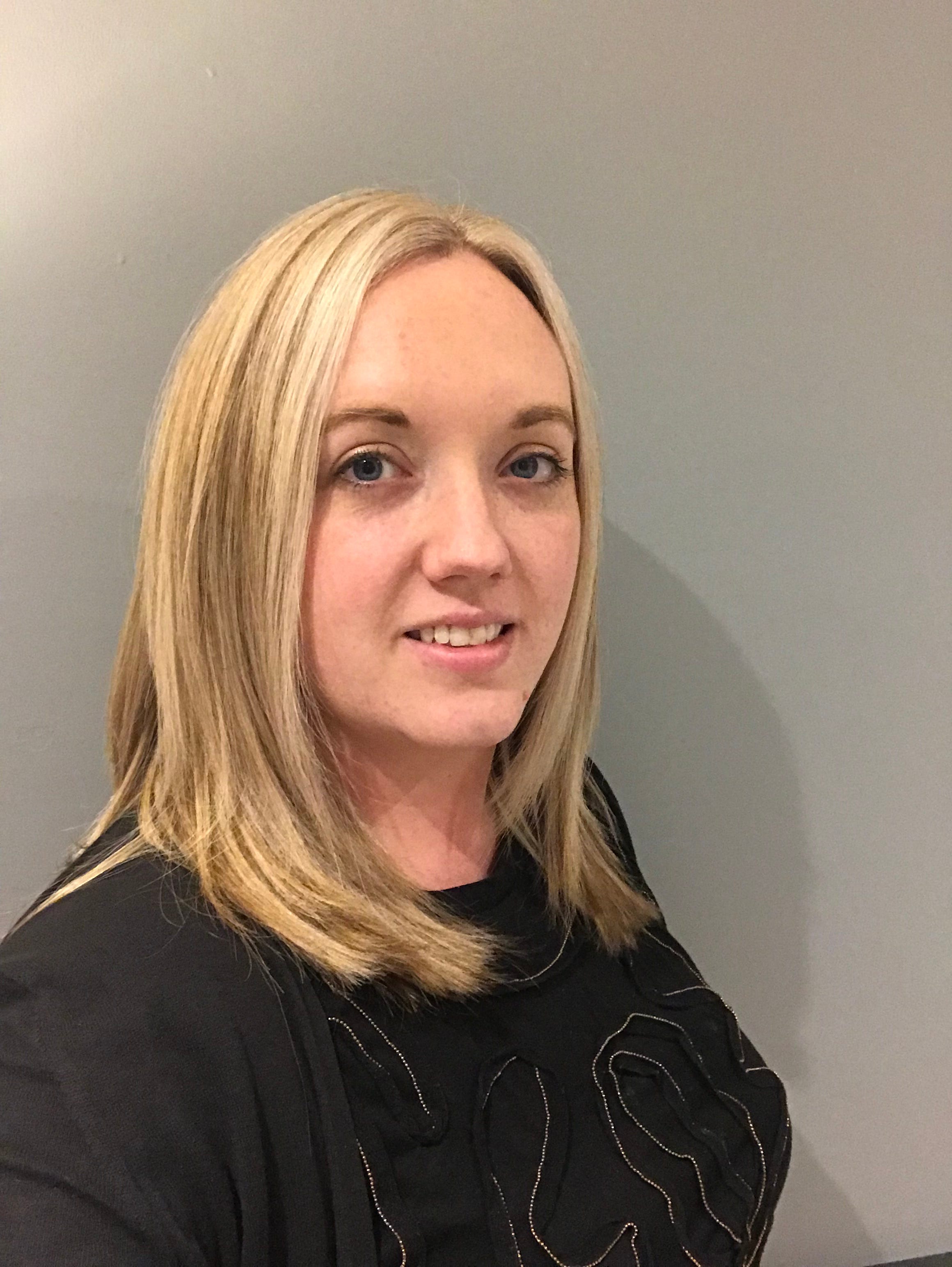 Anna Cross – Medium
