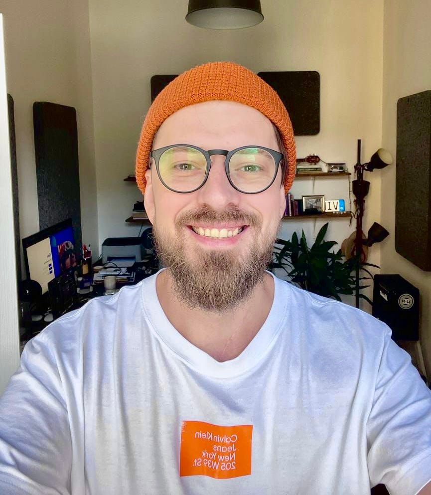 Oliver Ustinovich – Medium