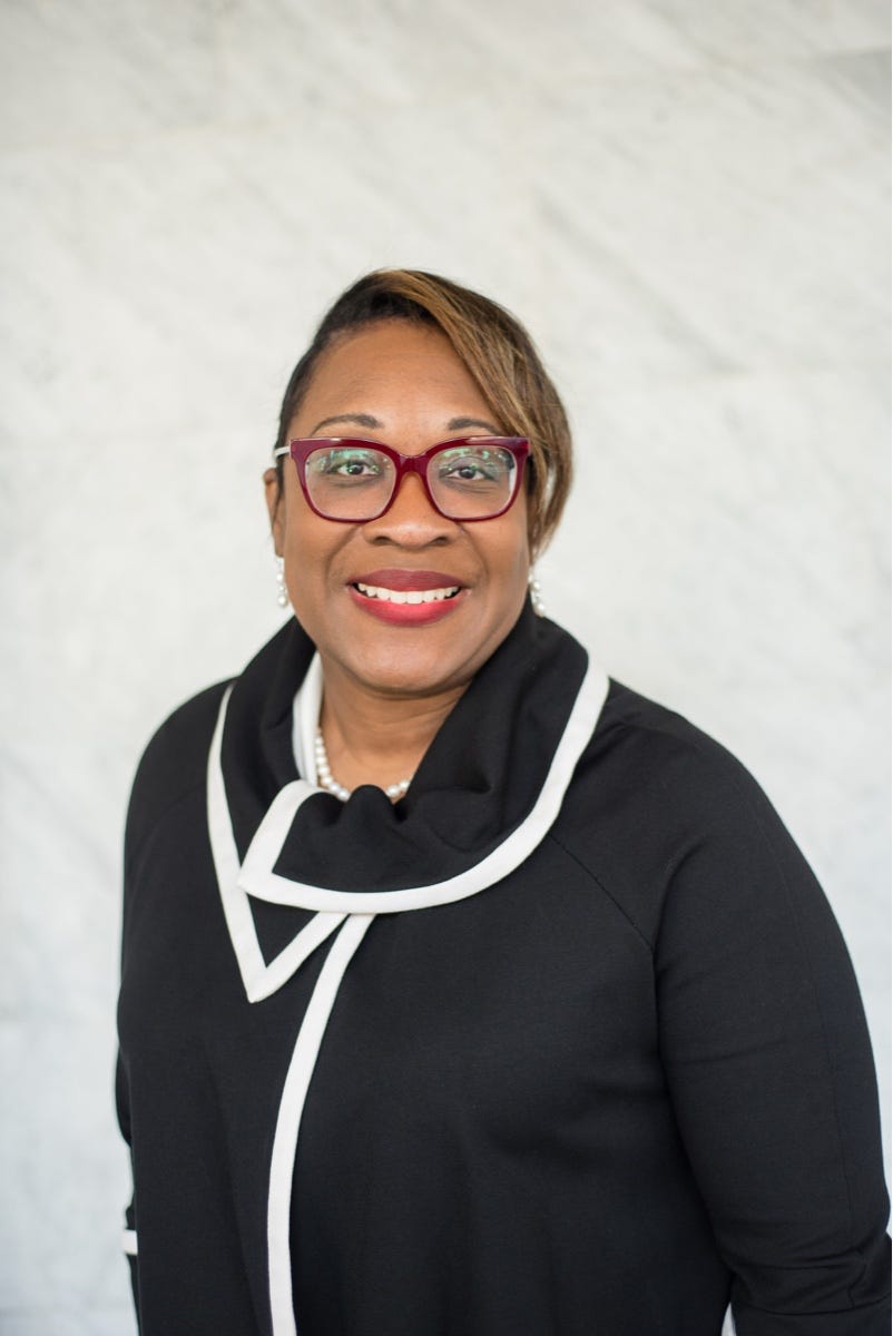 Lyn Stanfield – Medium