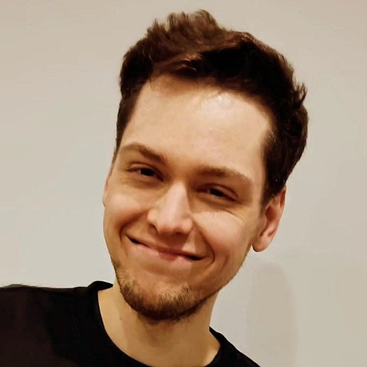 Dominik Biały – Medium