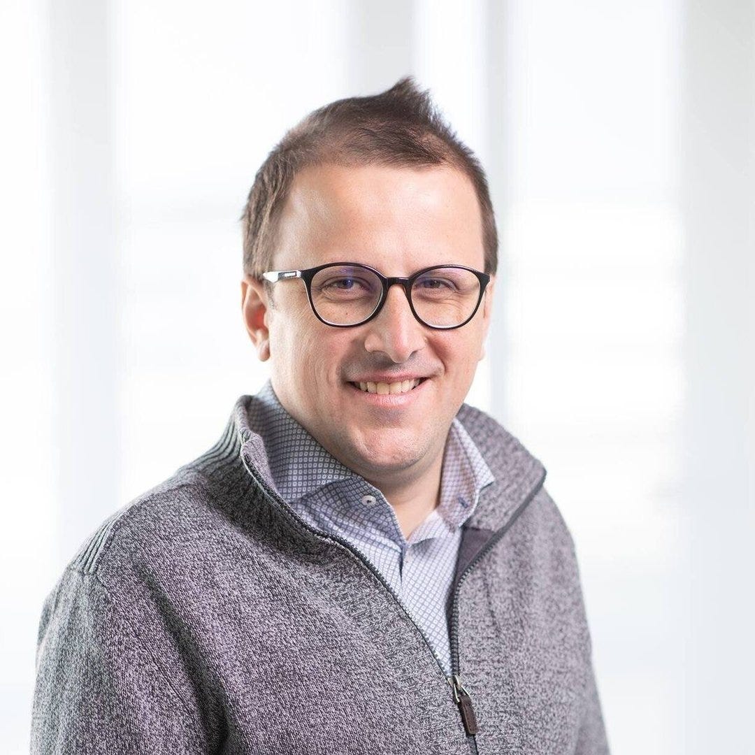 Levente Simon – Medium