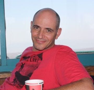 Lahav Gil – Medium