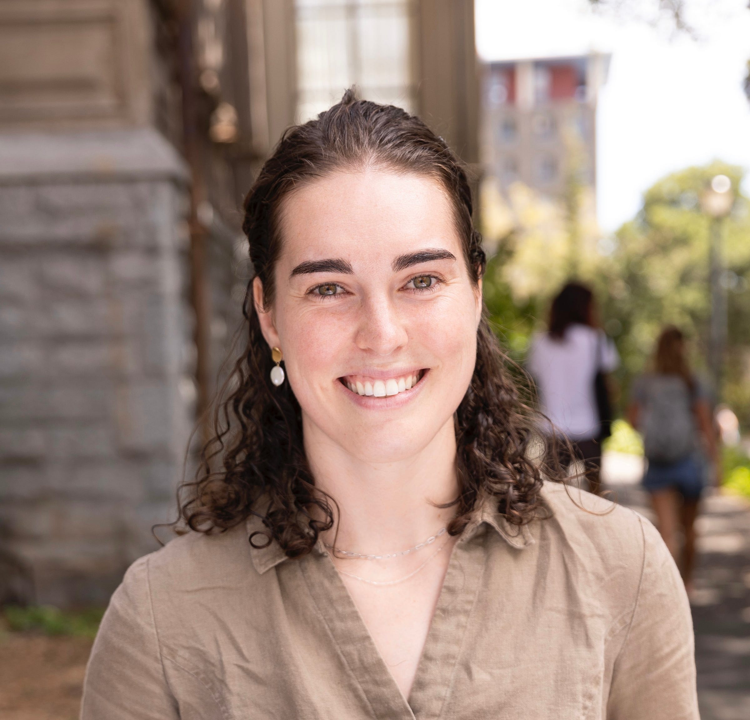 Hannah Ellis – Medium