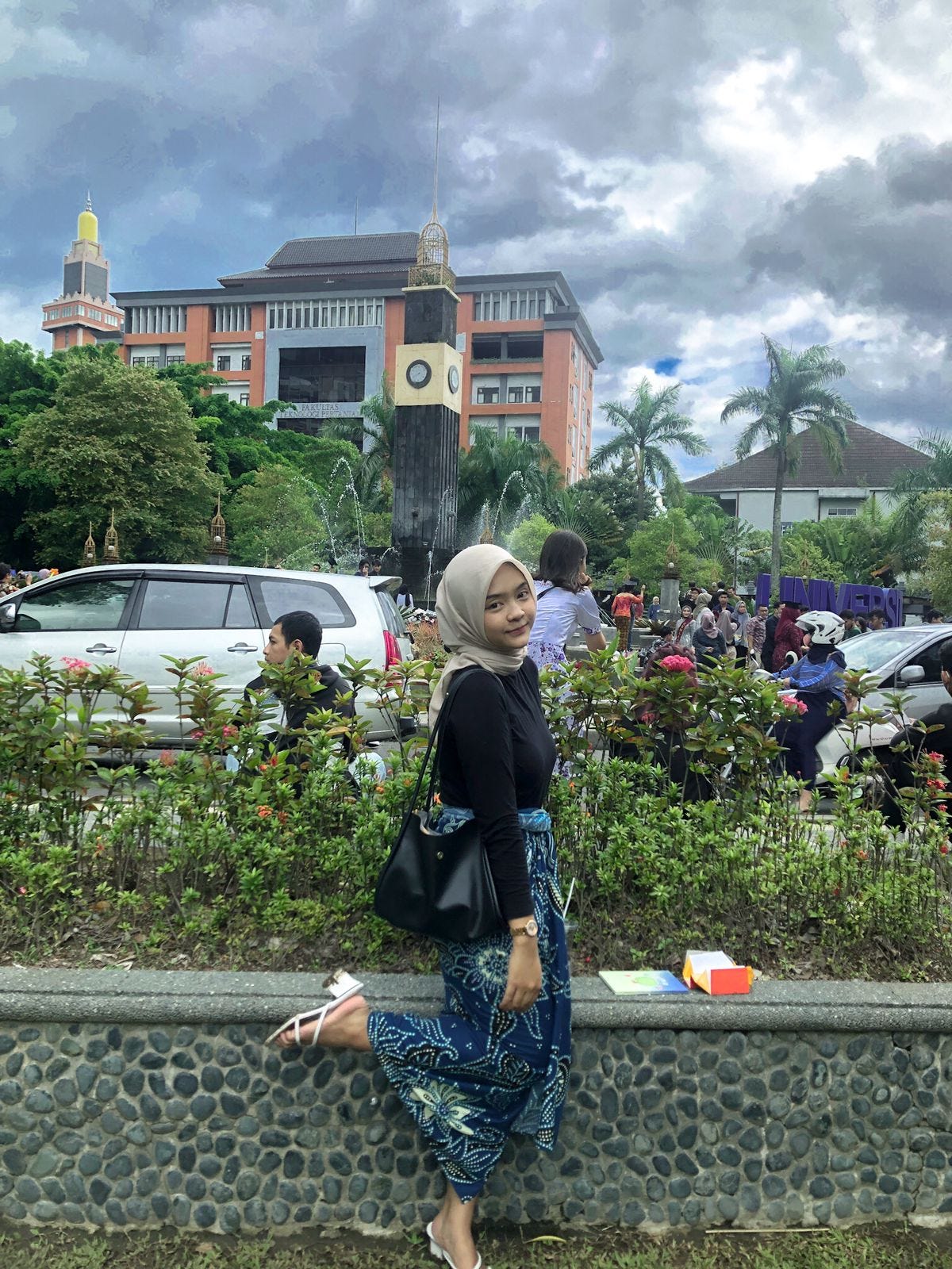 HELEN IRMANDA – Medium