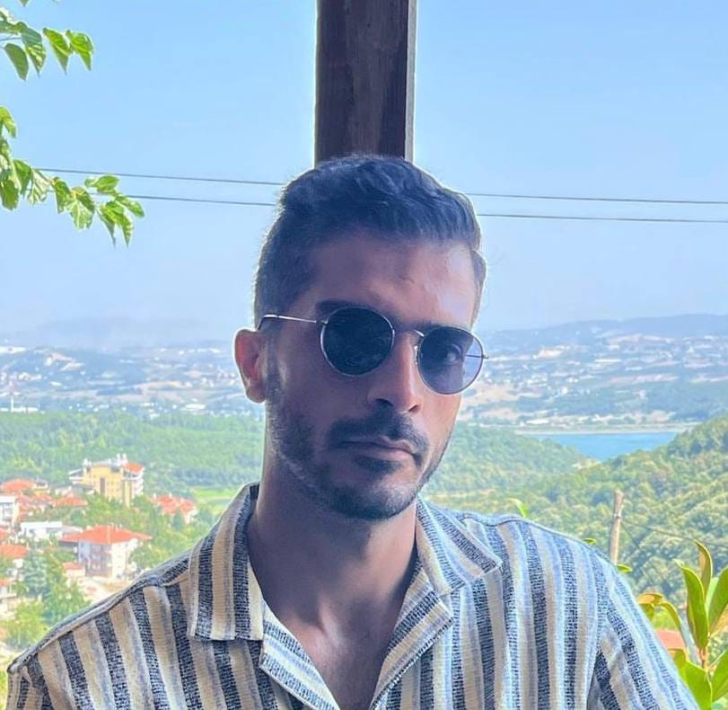 Aref Nozar – Medium