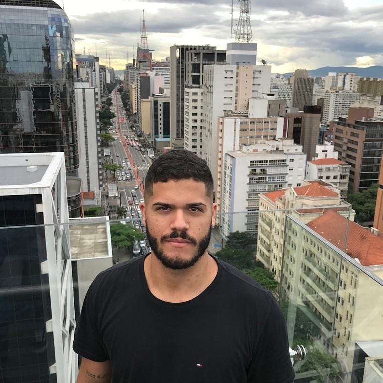 Victor Gomes – Medium