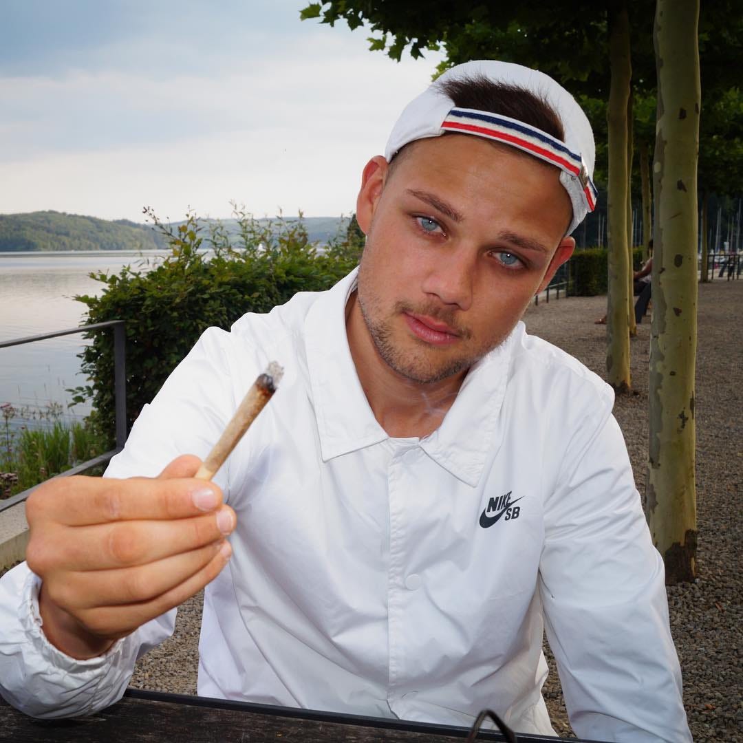 Harry Dwayne – Medium