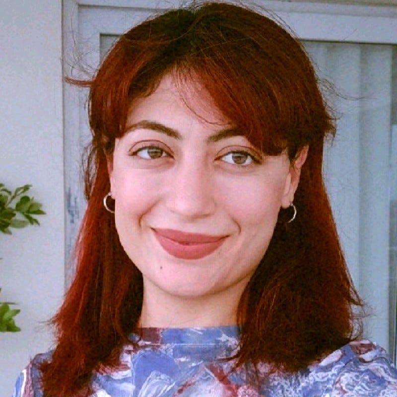 Esra Ertsak – Medium
