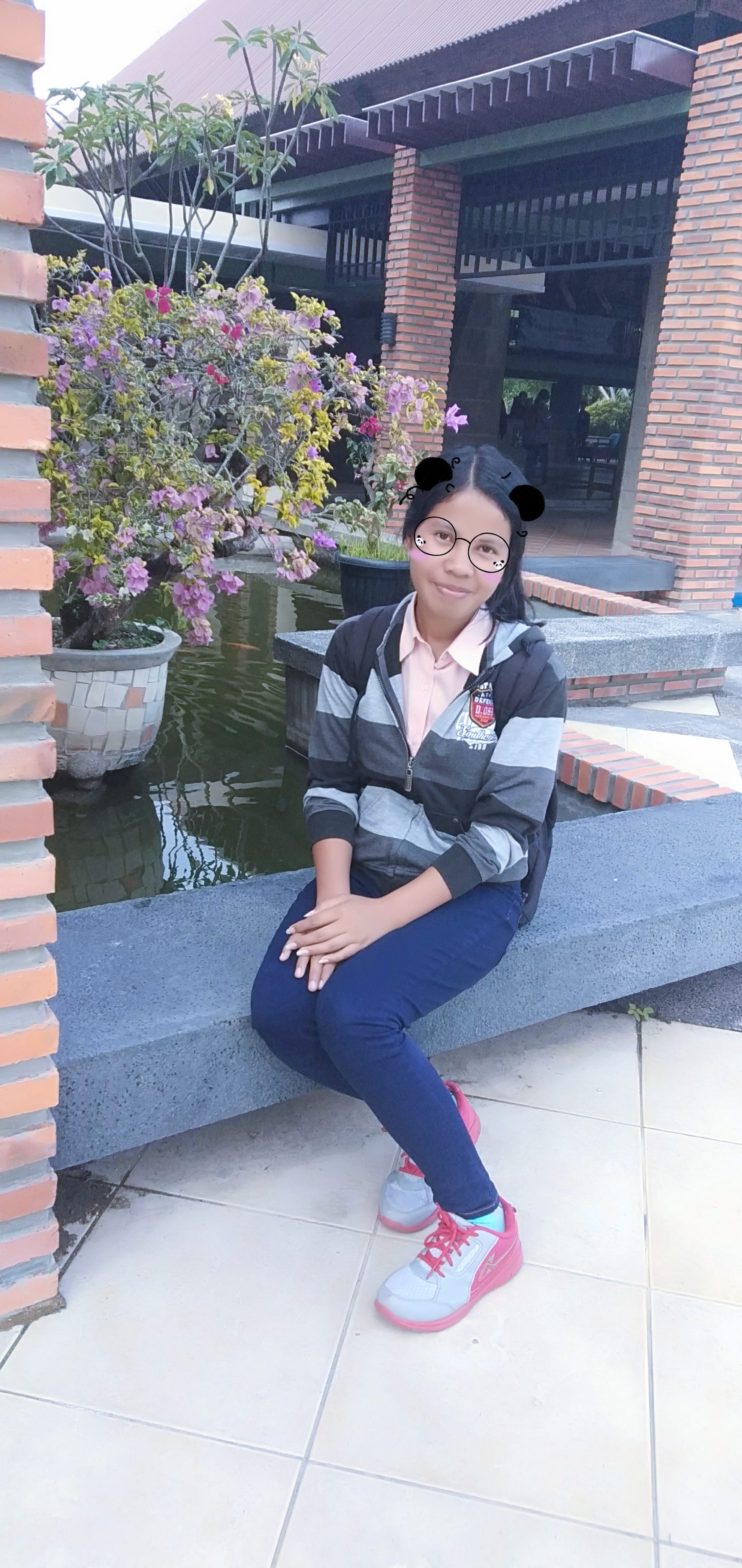 Tria Ros Indah Siagian – Medium