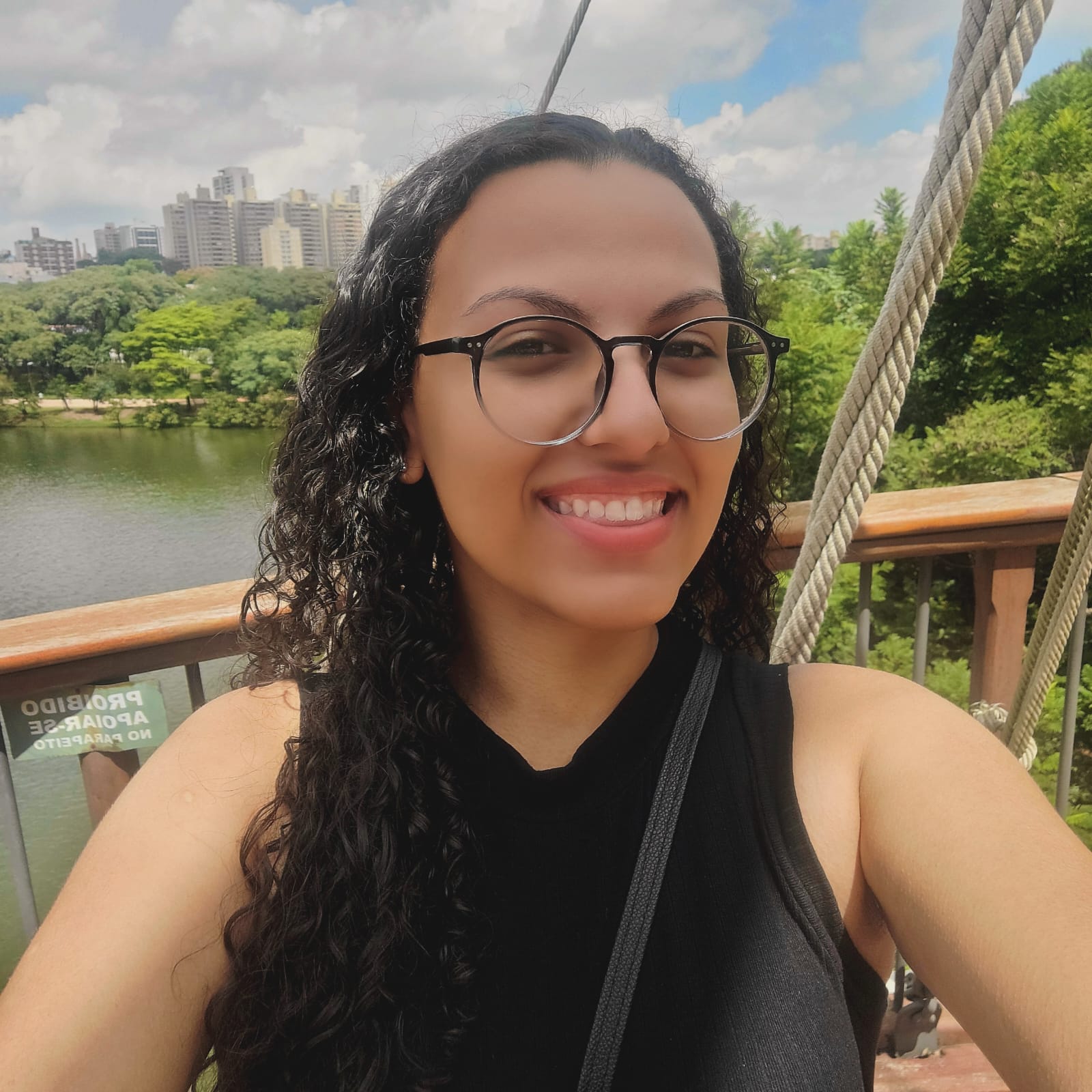Lara Oliveira – Medium