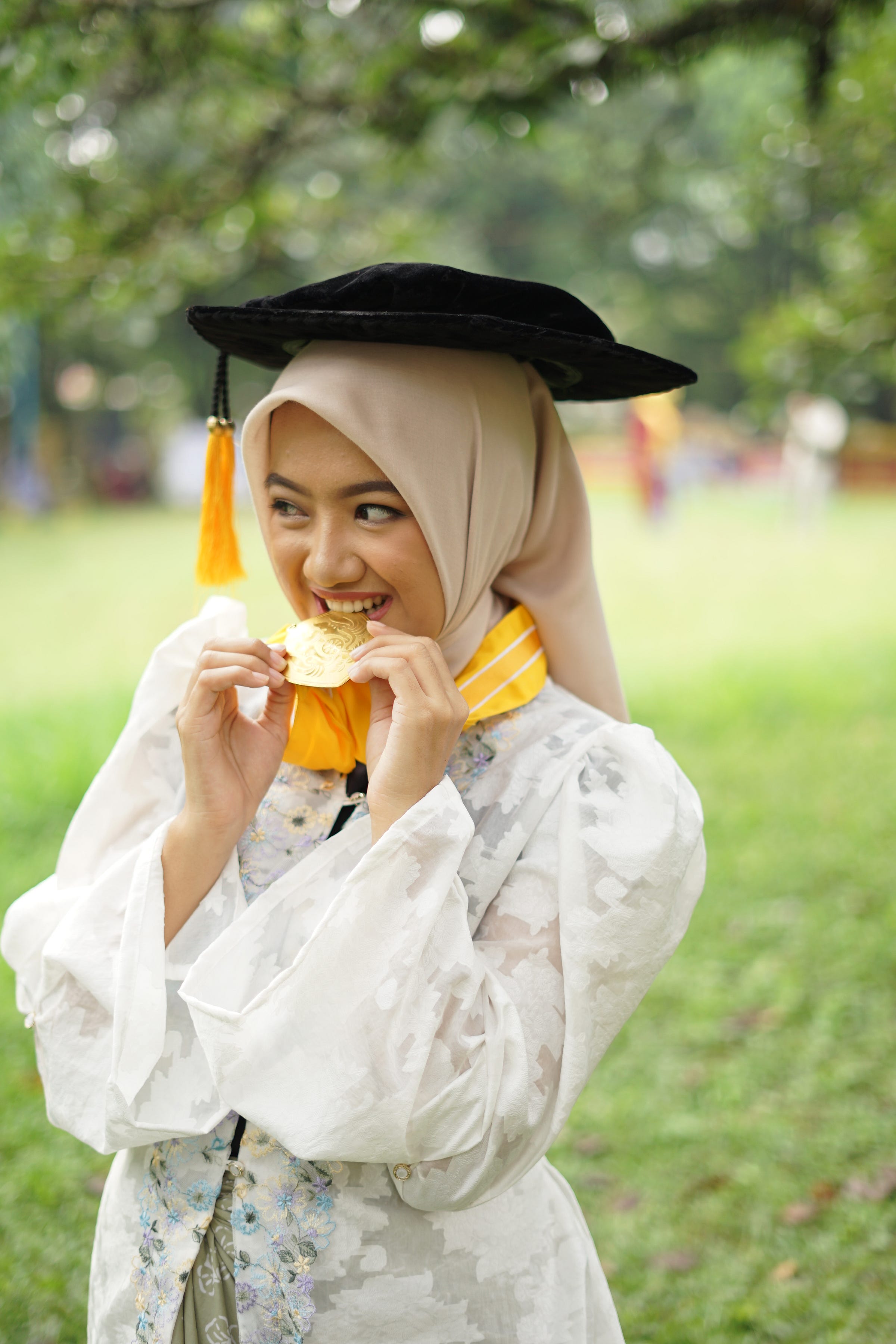 Risa Adni – Medium