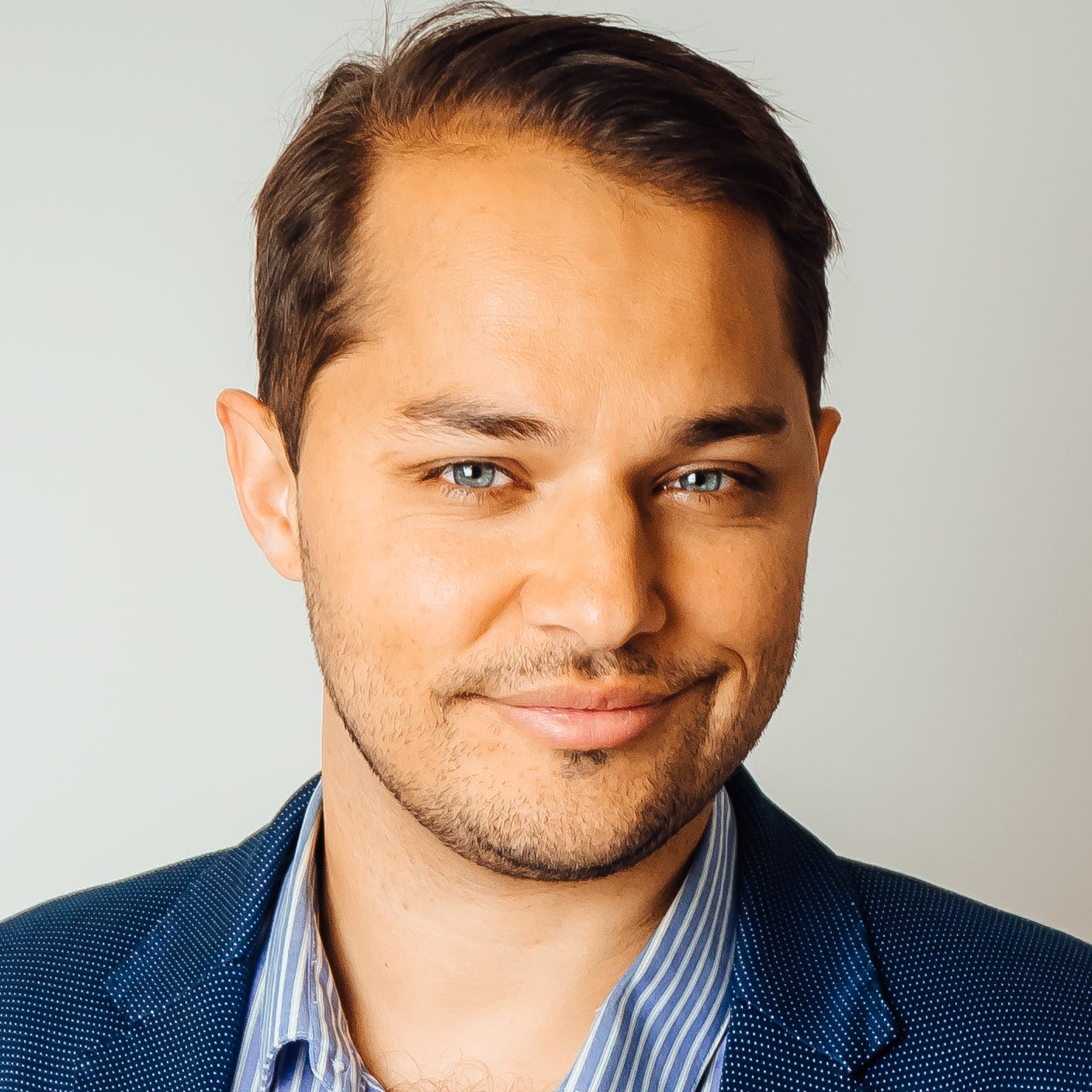 Simon Hilton – Medium