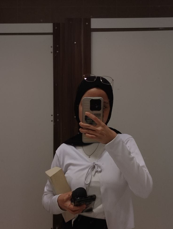 Esra Ekiz – Medium