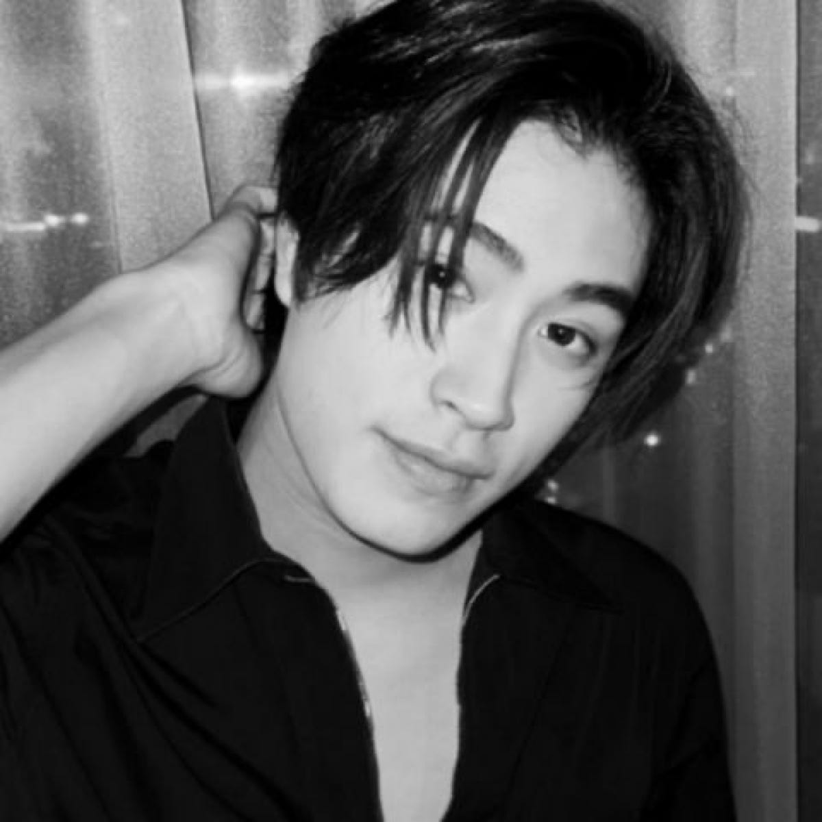 สี่ ; jiro – Medium