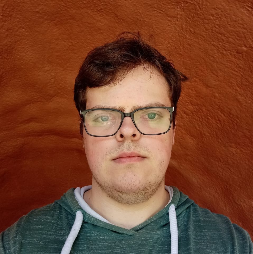 Kostas Ereksonas – Medium