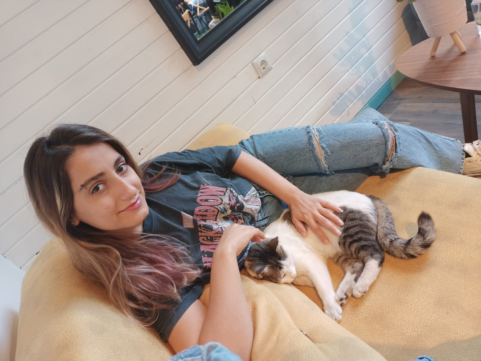 Gizem Karaoglu – Medium