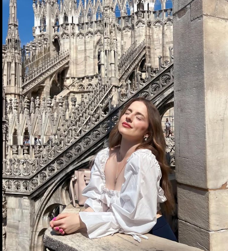 Stefani Avelit – Medium