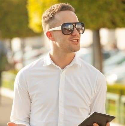 AMIS BASTIN – Medium