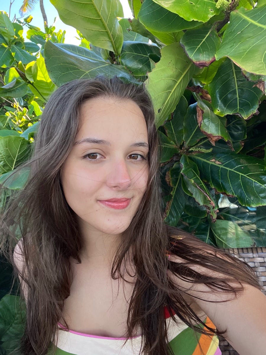 Carolina Gomes – Medium