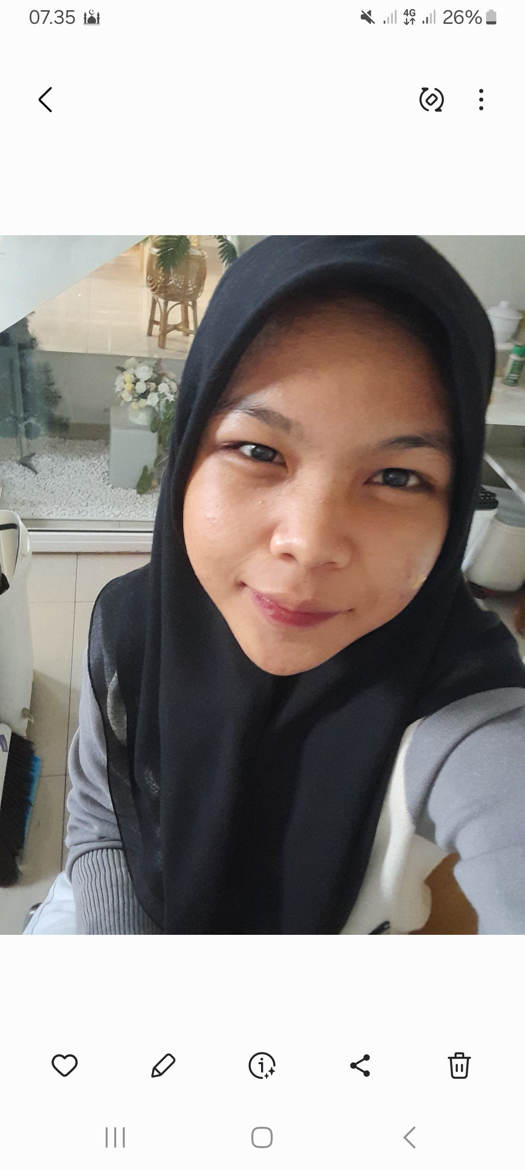 Nila Yuniar – Medium