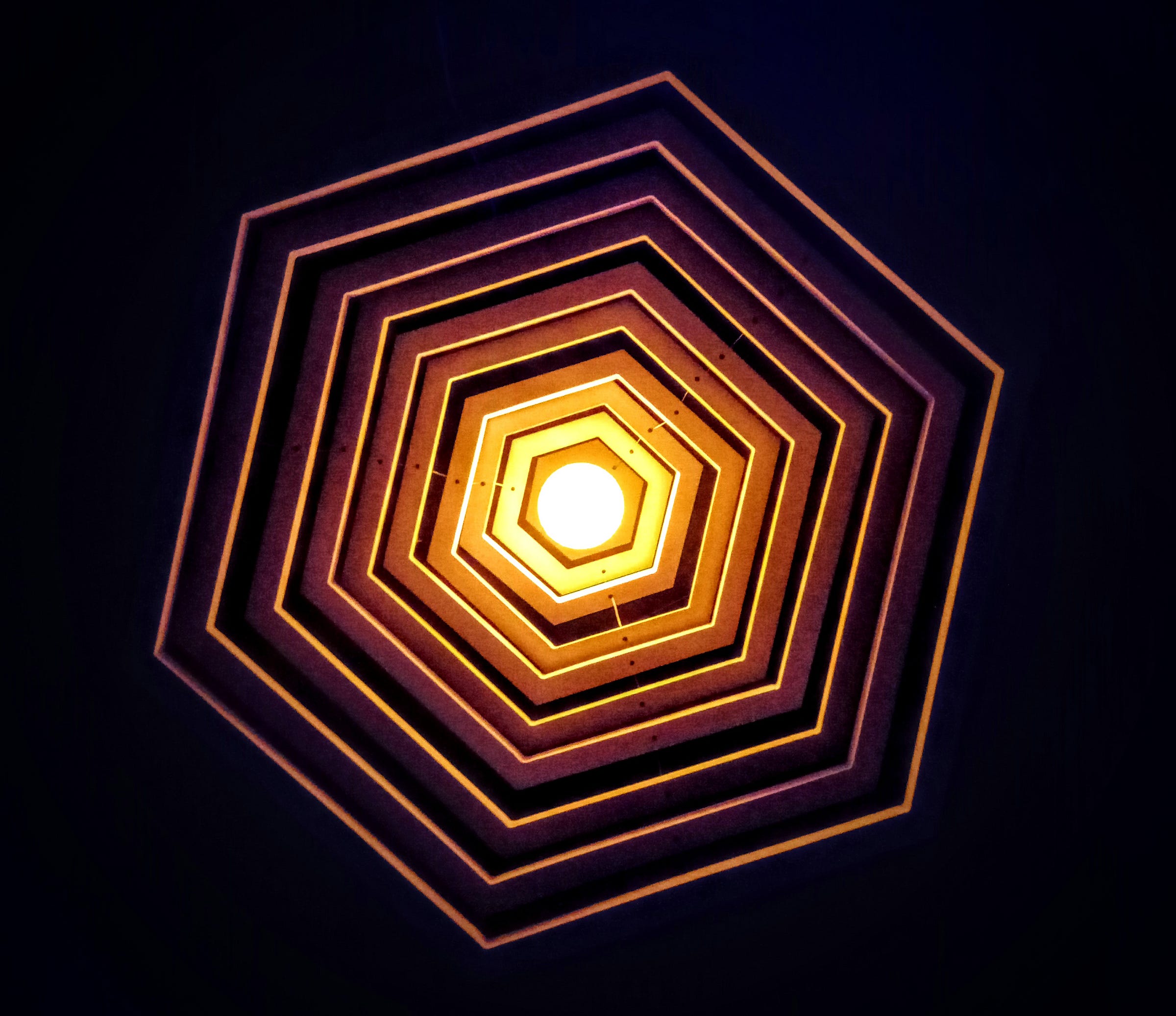 Oskar Elek – Medium