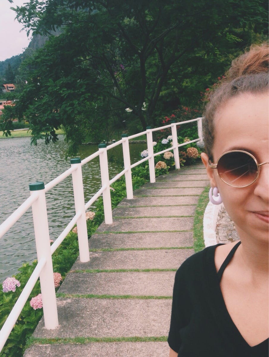 Simone Gomez – Medium