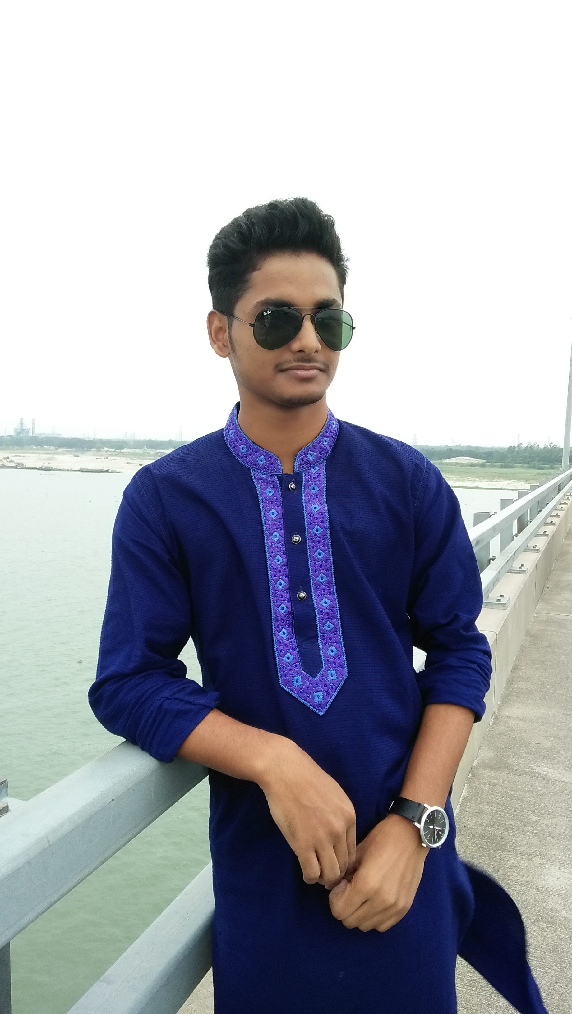 Nahid Khan – Medium