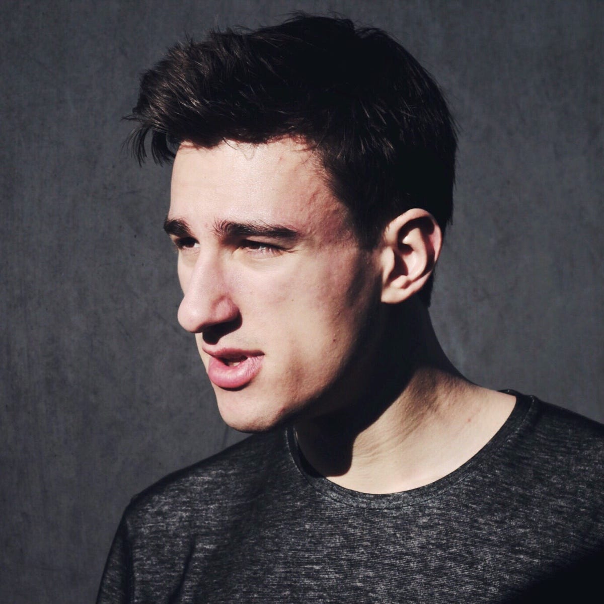 Dennis Gecaj – Medium